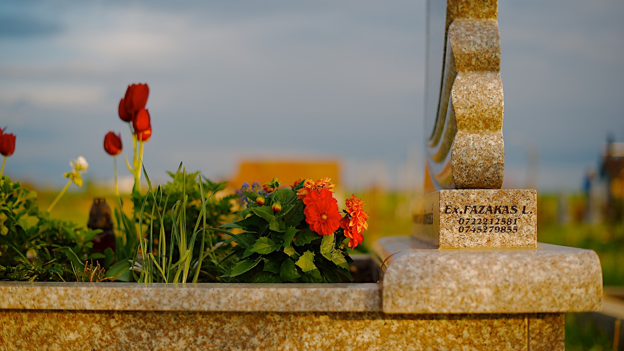 Morminte Monumente Fazakas Ludovic va ofera o gama extinsa de: pietre ...